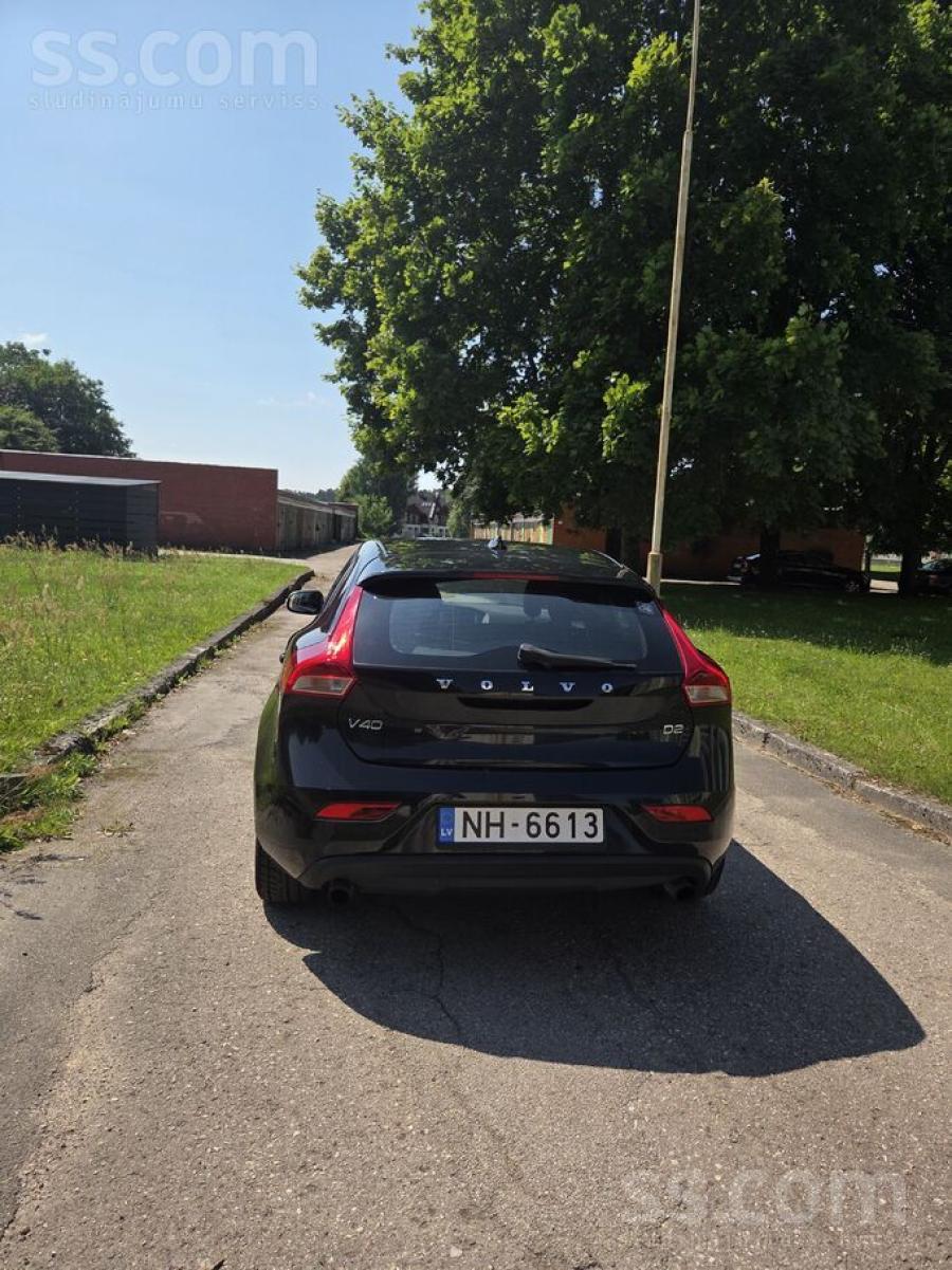 Black Volvo V40 2013 in Jelgava, with an engine capacity of 1.60 L and mileage of 317 thousand km for 6500 €, photo 4 on AUTOMOTO.COM.LV