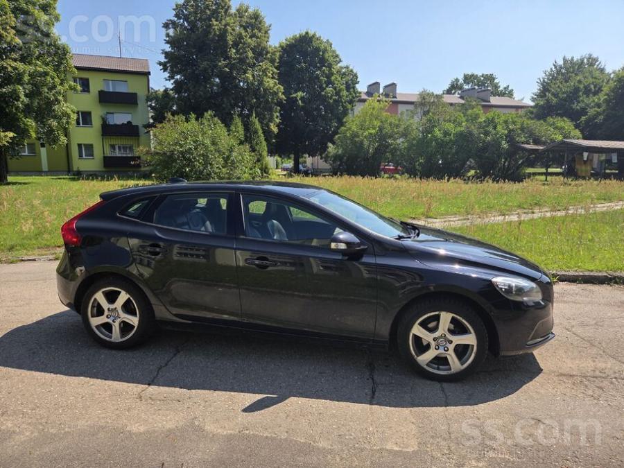 Black Volvo V40 2013 in Jelgava, with an engine capacity of 1.60 L and mileage of 317 thousand km for 6500 €, photo 5 on AUTOMOTO.COM.LV
