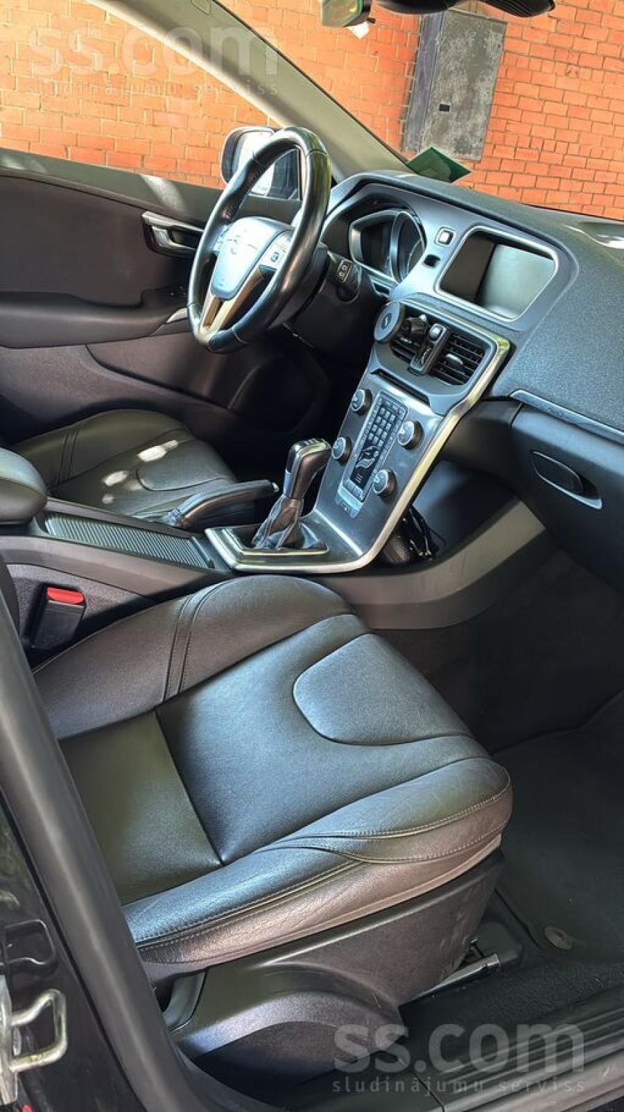 Black Volvo V40 2013 in Jelgava, with an engine capacity of 1.60 L and mileage of 317 thousand km for 6500 €, photo 6 on AUTOMOTO.COM.LV