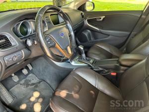 Black Volvo V40 2013 in Jelgava, with an engine capacity of 1.60 L and mileage of 317 thousand km for 6500 €, photo 9 on AUTOMOTO.COM.LV