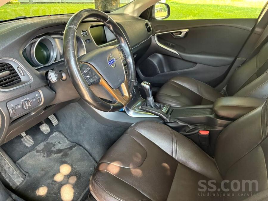 Black Volvo V40 2013 in Jelgava, with an engine capacity of 1.60 L and mileage of 317 thousand km for 6500 €, photo 9 on AUTOMOTO.COM.LV