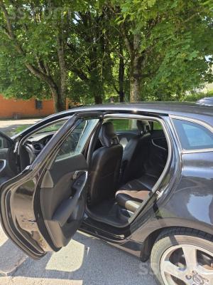 Black Volvo V40 2013 in Jelgava, with an engine capacity of 1.60 L and mileage of 317 thousand km for 6500 €, photo 11 on AUTOMOTO.COM.LV