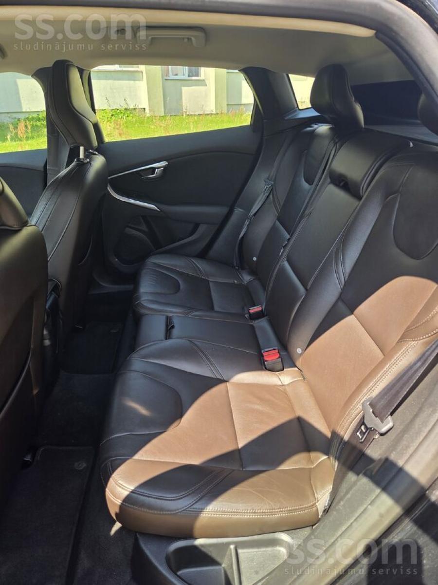 Black Volvo V40 2013 in Jelgava, with an engine capacity of 1.60 L and mileage of 317 thousand km for 6500 €, photo 12 on AUTOMOTO.COM.LV