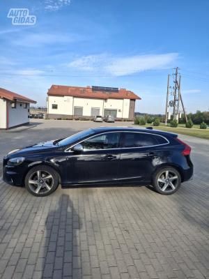Melns Volvo V40 2013 Šauļi, ar dzinēja tilpumu 1.60 L un nobraukumu 323 tūkst. km par 5300 €, foto  vietnē AUTOMOTO.COM.LV