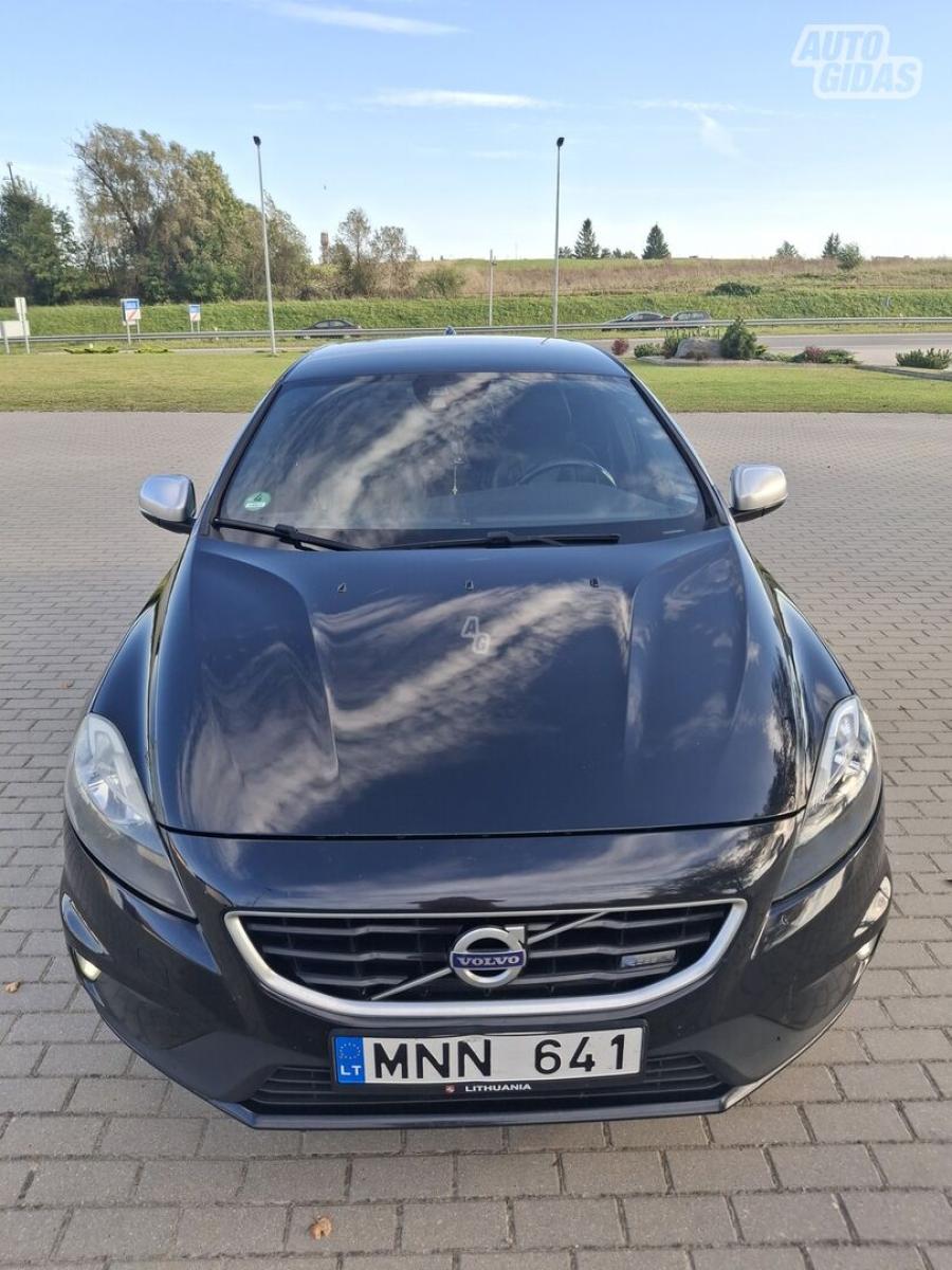 Black Volvo V40 2013 in Siauliai, with an engine capacity of 1.60 L and mileage of 323 thousand km for 5300 €, photo 3 on AUTOMOTO.COM.LV