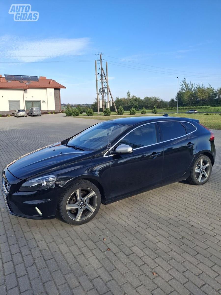 Black Volvo V40 2013 in Siauliai, with an engine capacity of 1.60 L and mileage of 323 thousand km for 5300 €, photo 5 on AUTOMOTO.COM.LV