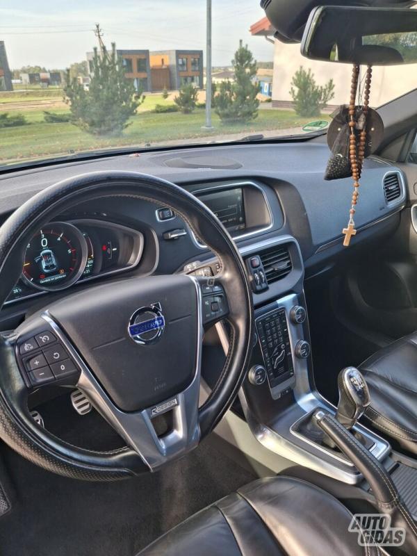 Black Volvo V40 2013 in Siauliai, with an engine capacity of 1.60 L and mileage of 323 thousand km for 5300 €, photo 5 on AUTOMOTO.COM.LV