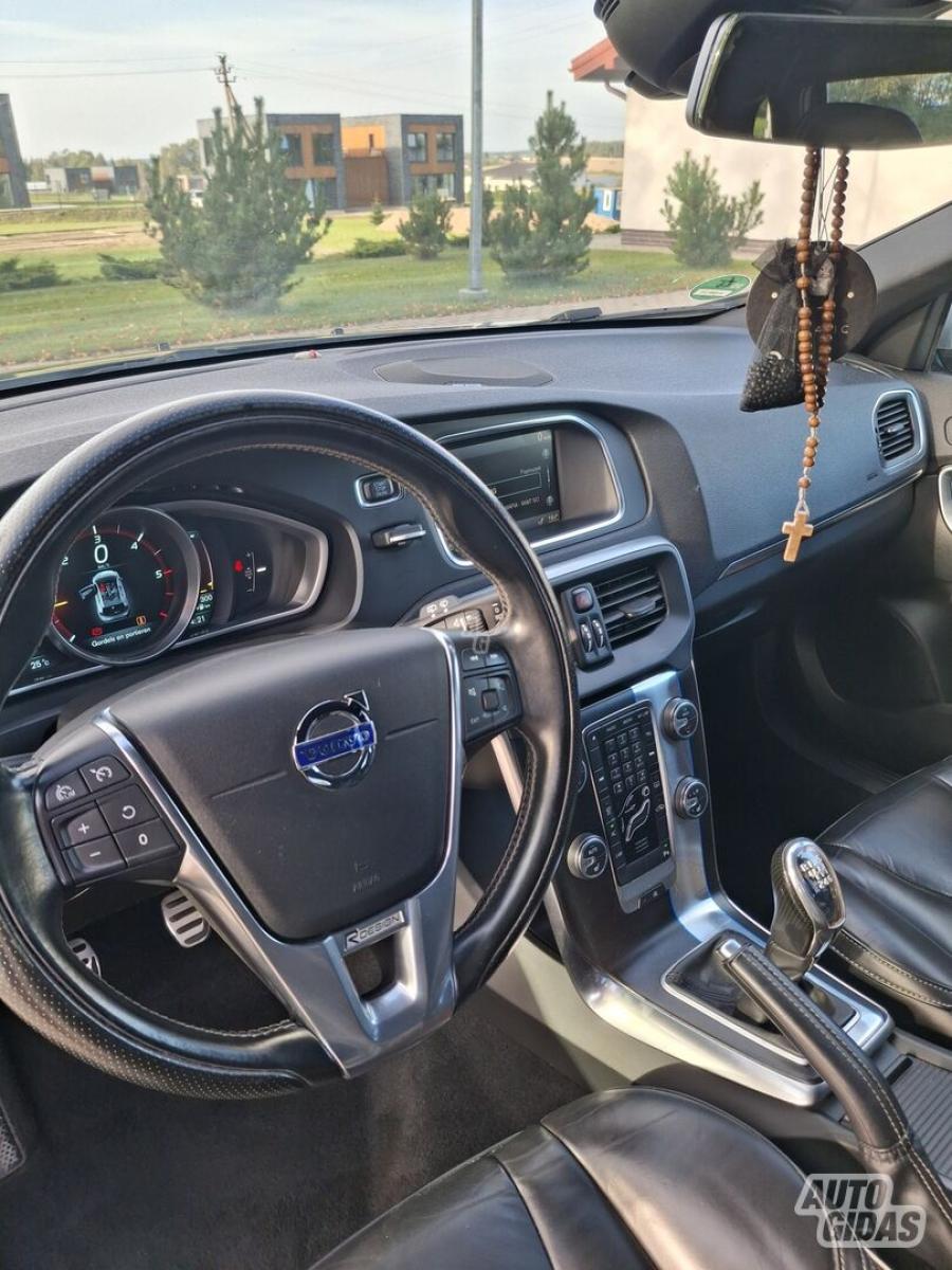 Black Volvo V40 2013 in Siauliai, with an engine capacity of 1.60 L and mileage of 323 thousand km for 5300 €, photo 6 on AUTOMOTO.COM.LV