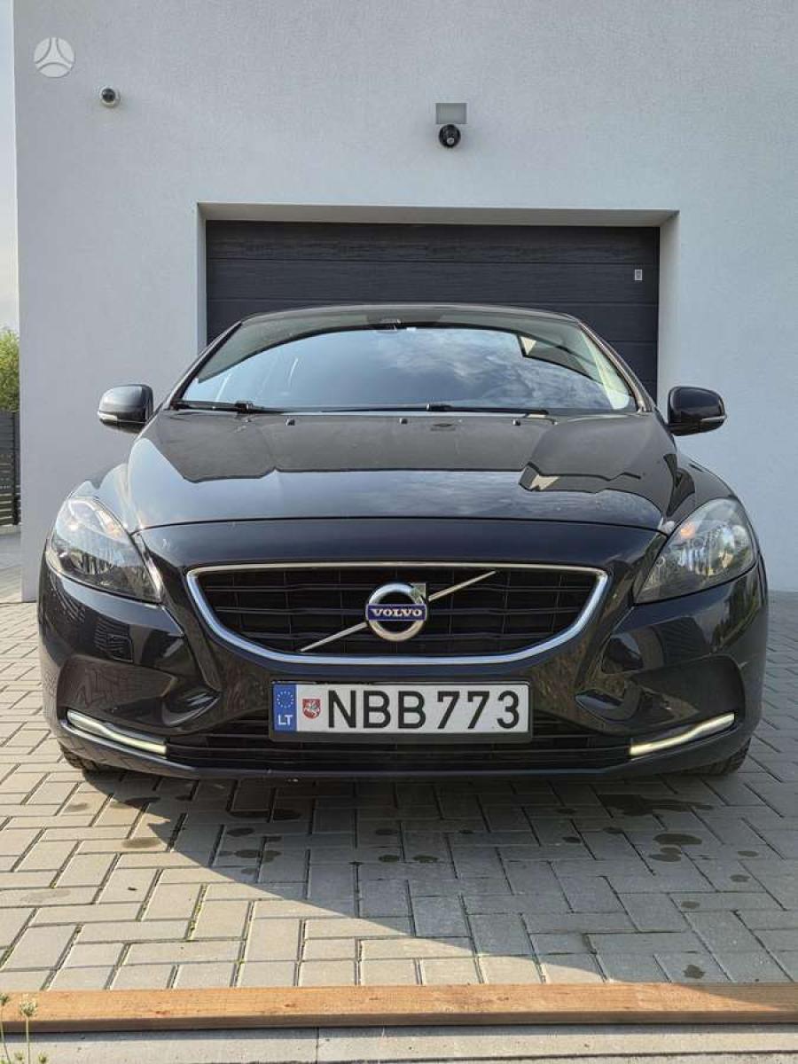 Melns Volvo V40 2013 Alīta, ar dzinēja tilpumu 1.56 L un nobraukumu 345 tūkst. km par 4550 €, foto 1 vietnē AUTOMOTO.COM.LV