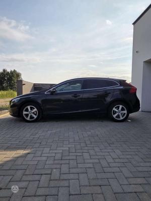 Melns Volvo V40 2013 Alīta, ar dzinēja tilpumu 1.56 L un nobraukumu 345 tūkst. km par 4550 €, foto 3 vietnē AUTOMOTO.COM.LV