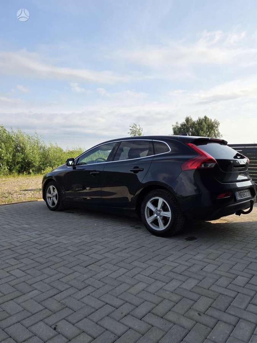 Melns Volvo V40 2013 Alīta, ar dzinēja tilpumu 1.56 L un nobraukumu 345 tūkst. km par 4550 €, foto 4 vietnē AUTOMOTO.COM.LV