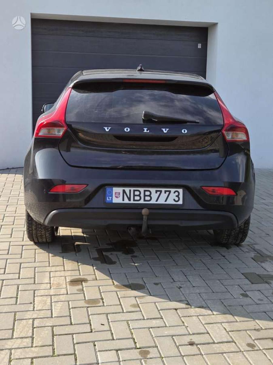 Melns Volvo V40 2013 Alīta, ar dzinēja tilpumu 1.56 L un nobraukumu 345 tūkst. km par 4550 €, foto 5 vietnē AUTOMOTO.COM.LV