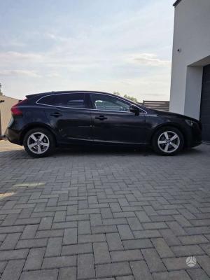 Melns Volvo V40 2013 Alīta, ar dzinēja tilpumu 1.56 L un nobraukumu 345 tūkst. km par 4550 €, foto 6 vietnē AUTOMOTO.COM.LV