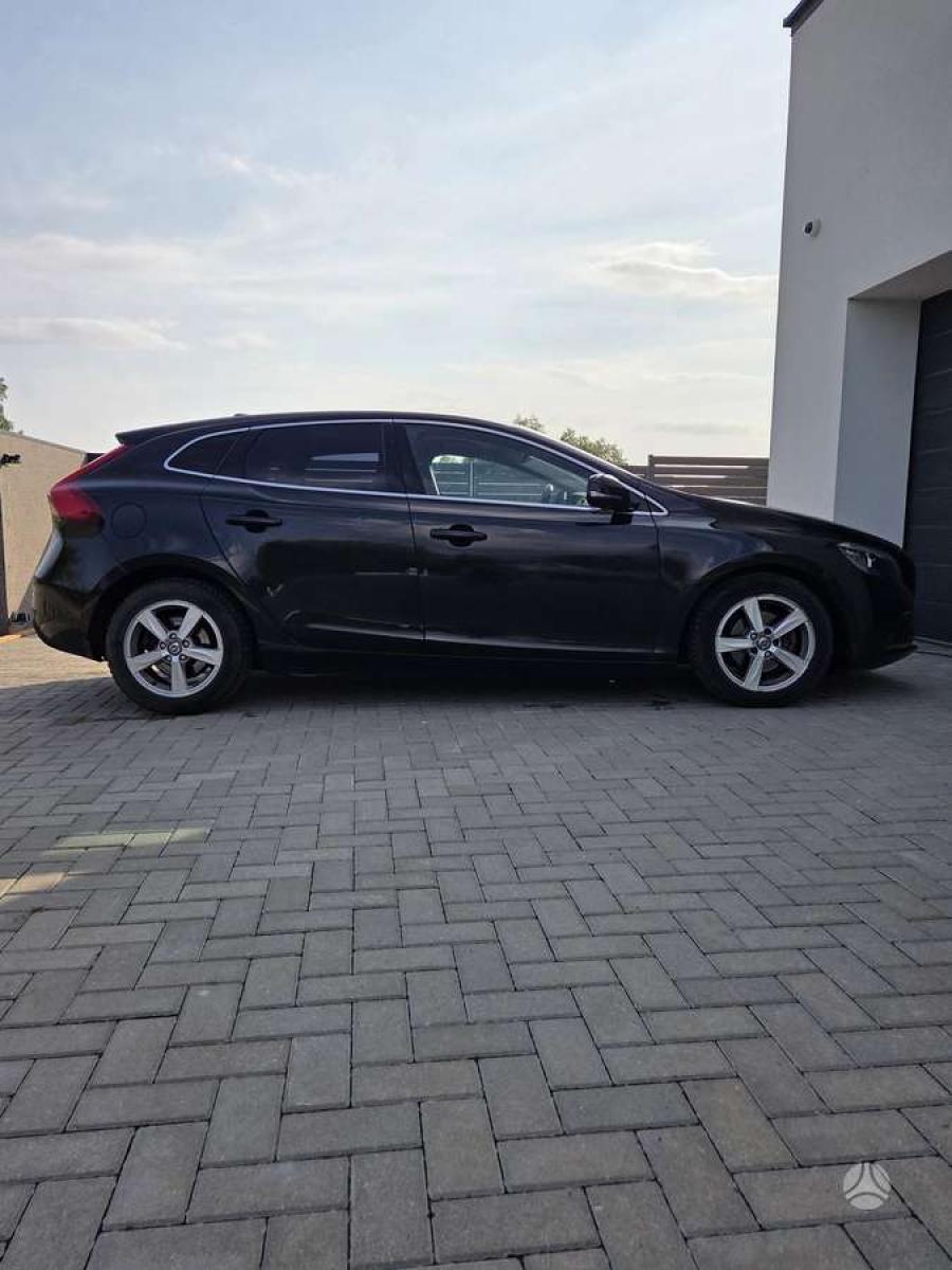 Melns Volvo V40 2013 Alīta, ar dzinēja tilpumu 1.56 L un nobraukumu 345 tūkst. km par 4550 €, foto 6 vietnē AUTOMOTO.COM.LV