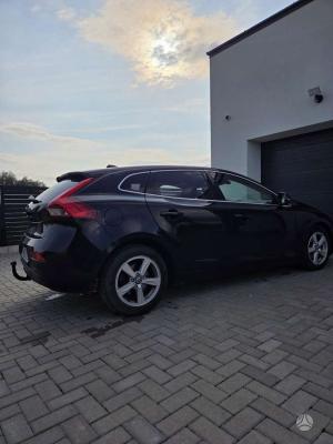 Melns Volvo V40 2013 Alīta, ar dzinēja tilpumu 1.56 L un nobraukumu 345 tūkst. km par 4550 €, foto 7 vietnē AUTOMOTO.COM.LV