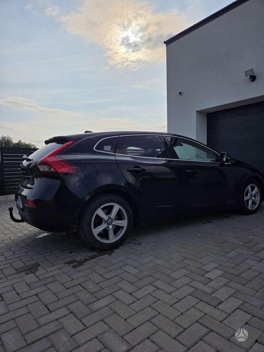 Melns Volvo V40 2013 Alīta, ar dzinēja tilpumu 1.56 L un nobraukumu 345 tūkst. km par 4550 €, foto 7 vietnē AUTOMOTO.COM.LV