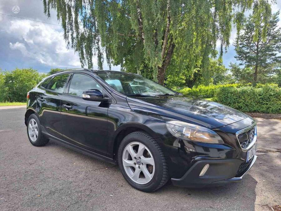Black Volvo V40 2013 in Kelme, with an engine capacity of 1.60 L and mileage of 260 thousand km for 5500 €, photo 1 on AUTOMOTO.COM.LV