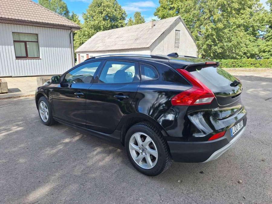 Black Volvo V40 2013 in Kelme, with an engine capacity of 1.60 L and mileage of 260 thousand km for 5500 €, photo 3 on AUTOMOTO.COM.LV