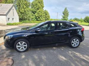 Black Volvo V40 2013 in Kelme, with an engine capacity of 1.60 L and mileage of 260 thousand km for 5500 €, photo 4 on AUTOMOTO.COM.LV