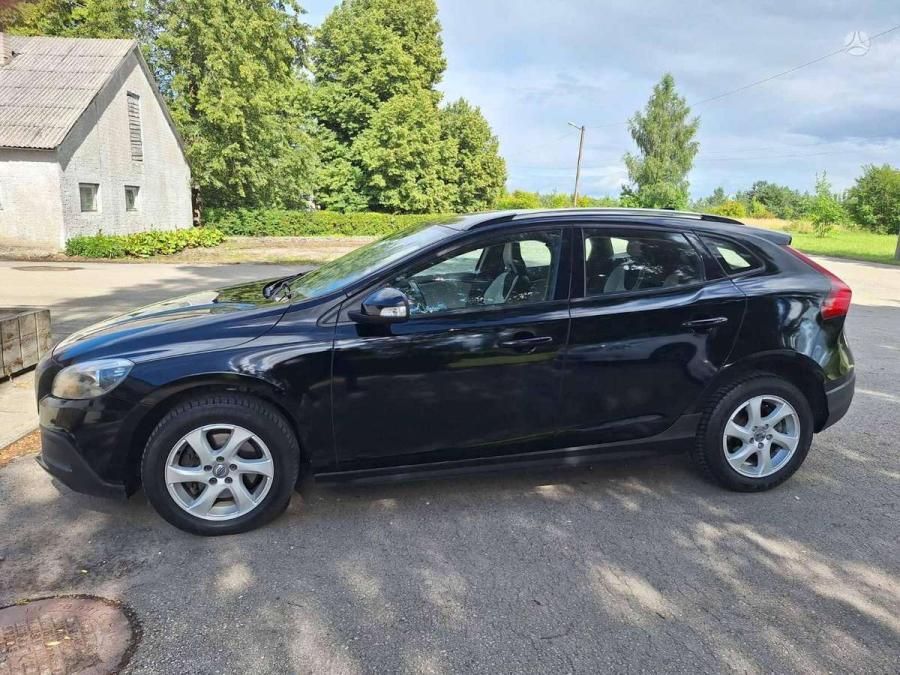 Black Volvo V40 2013 in Kelme, with an engine capacity of 1.60 L and mileage of 260 thousand km for 5500 €, photo 4 on AUTOMOTO.COM.LV