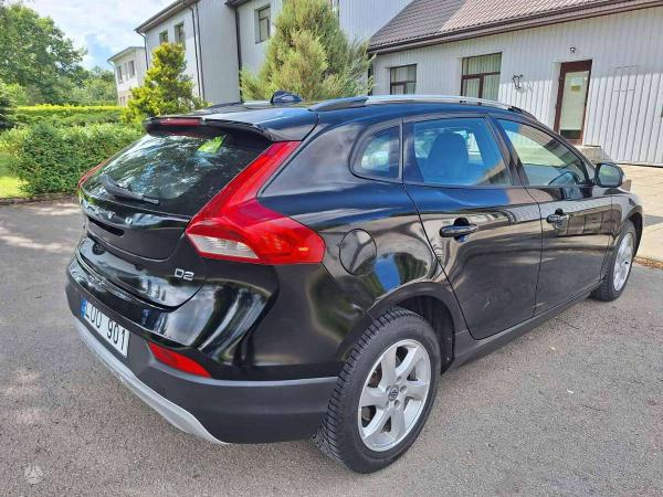 Black Volvo V40 2013 in Kelme, with an engine capacity of 1.60 L and mileage of 260 thousand km for 5500 €, photo 5 on AUTOMOTO.COM.LV