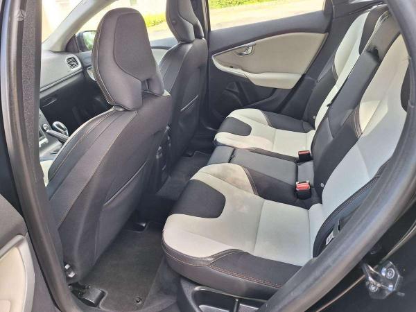 Black Volvo V40 2013 in Kelme, with an engine capacity of 1.60 L and mileage of 260 thousand km for 5500 €, photo 6 on AUTOMOTO.COM.LV