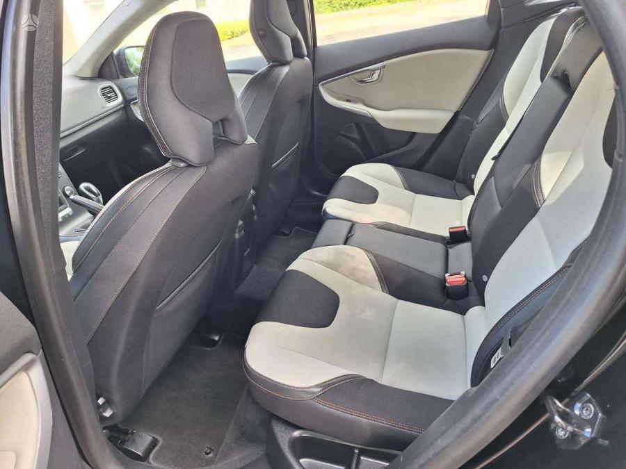 Black Volvo V40 2013 in Kelme, with an engine capacity of 1.60 L and mileage of 260 thousand km for 5500 €, photo 7 on AUTOMOTO.COM.LV
