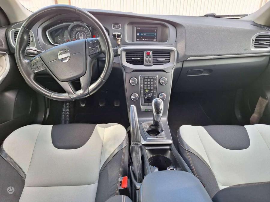 Black Volvo V40 2013 in Kelme, with an engine capacity of 1.60 L and mileage of 260 thousand km for 5500 €, photo 8 on AUTOMOTO.COM.LV