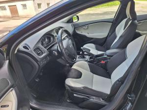 Black Volvo V40 2013 in Kelme, with an engine capacity of 1.60 L and mileage of 260 thousand km for 5500 €, photo 9 on AUTOMOTO.COM.LV