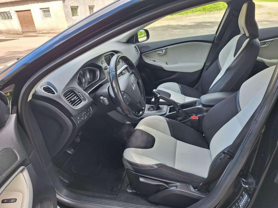 Black Volvo V40 2013 in Kelme, with an engine capacity of 1.60 L and mileage of 260 thousand km for 5500 €, photo 9 on AUTOMOTO.COM.LV