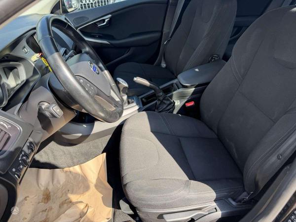 Melns Volvo V40 2013 Utena, ar dzinēja tilpumu 1.56 L un nobraukumu 275 tūkst. km par 4590 €, foto 5 vietnē AUTOMOTO.COM.LV