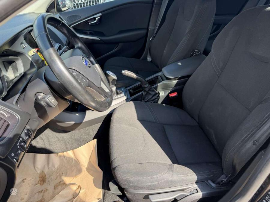 Melns Volvo V40 2013 Utena, ar dzinēja tilpumu 1.56 L un nobraukumu 275 tūkst. km par 4590 €, foto 6 vietnē AUTOMOTO.COM.LV
