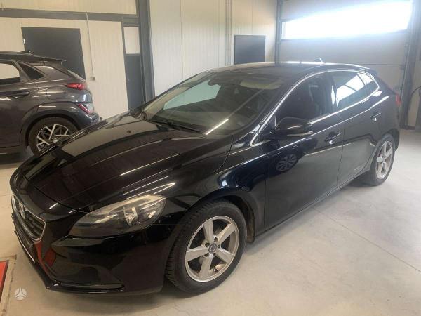 Black Volvo V40 2013 in Kaunas, with an engine capacity of 1.56 L and mileage of 170 thousand km for 4500 €, photo 1 on AUTOMOTO.COM.LV