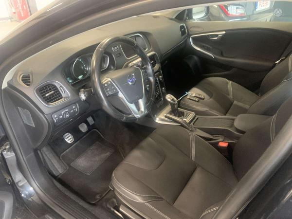 Black Volvo V40 2013 in Kaunas, with an engine capacity of 1.56 L and mileage of 170 thousand km for 4500 €, photo 5 on AUTOMOTO.COM.LV