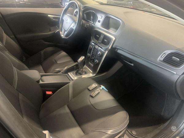 Black Volvo V40 2013 in Kaunas, with an engine capacity of 1.56 L and mileage of 170 thousand km for 4500 €, photo 6 on AUTOMOTO.COM.LV