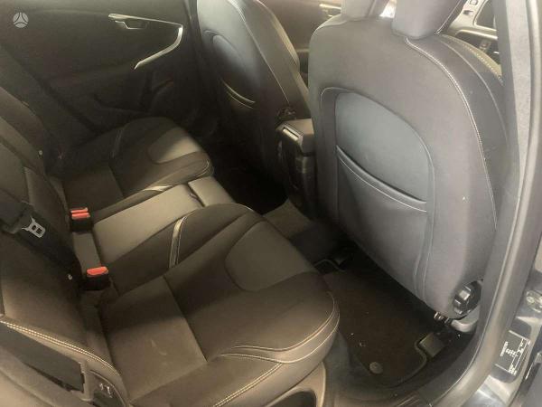 Black Volvo V40 2013 in Kaunas, with an engine capacity of 1.56 L and mileage of 170 thousand km for 4500 €, photo 7 on AUTOMOTO.COM.LV