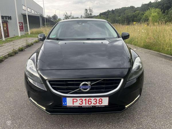 Black Volvo V40 2013 in Vilnius, with an engine capacity of 1.56 L and mileage of 283 thousand km for 6350 €, photo 2 on AUTOMOTO.COM.LV