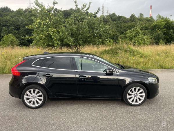 Black Volvo V40 2013 in Vilnius, with an engine capacity of 1.56 L and mileage of 283 thousand km for 6350 €, photo 4 on AUTOMOTO.COM.LV