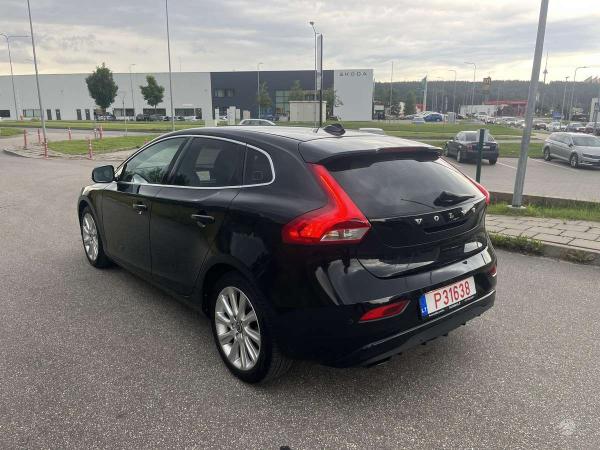 Black Volvo V40 2013 in Vilnius, with an engine capacity of 1.56 L and mileage of 283 thousand km for 6350 €, photo 7 on AUTOMOTO.COM.LV
