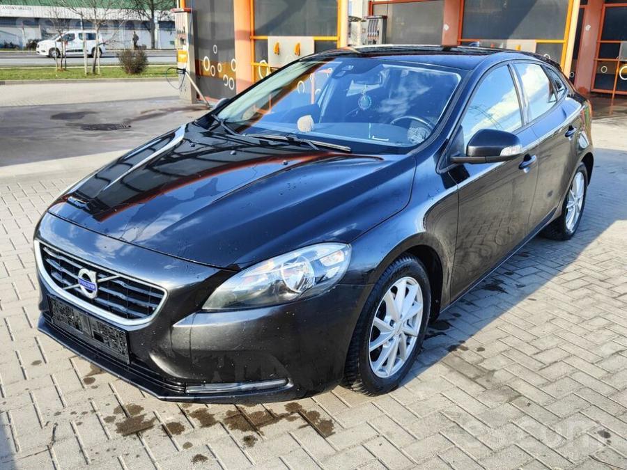 Black Volvo V40 2013 in Riga, with an engine capacity of 1.60 L and mileage of 336 thousand km for 2345 €, photo 1 on AUTOMOTO.COM.LV