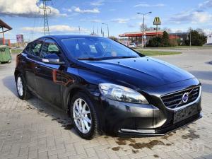 Black Volvo V40 2013 in Riga, with an engine capacity of 1.60 L and mileage of 336 thousand km for 2345 €, photo 4 on AUTOMOTO.COM.LV