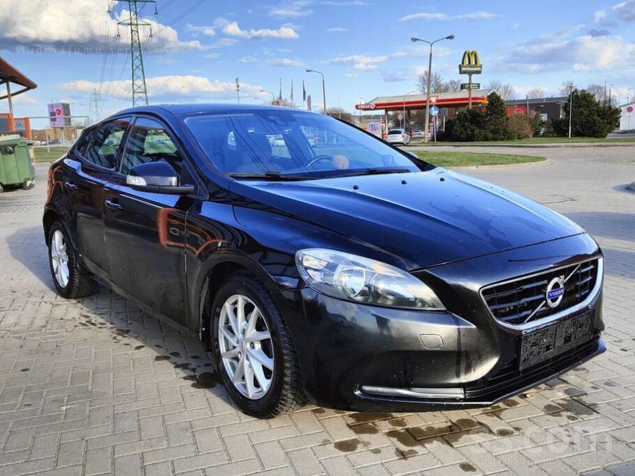 Black Volvo V40 2013 in Riga, with an engine capacity of 1.60 L and mileage of 336 thousand km for 2345 €, photo 4 on AUTOMOTO.COM.LV