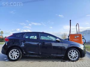 Black Volvo V40 2013 in Riga, with an engine capacity of 1.60 L and mileage of 336 thousand km for 2345 €, photo 5 on AUTOMOTO.COM.LV