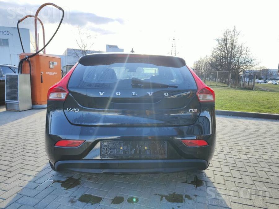 Black Volvo V40 2013 in Riga, with an engine capacity of 1.60 L and mileage of 336 thousand km for 2345 €, photo 7 on AUTOMOTO.COM.LV