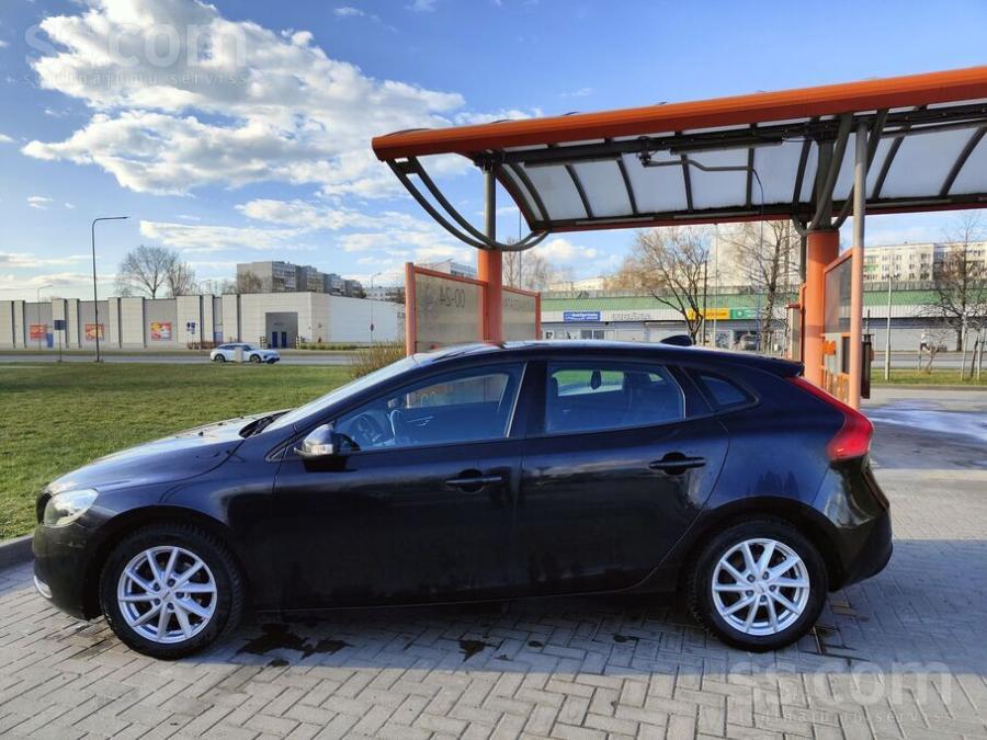 Black Volvo V40 2013 in Riga, with an engine capacity of 1.60 L and mileage of 336 thousand km for 2345 €, photo 8 on AUTOMOTO.COM.LV