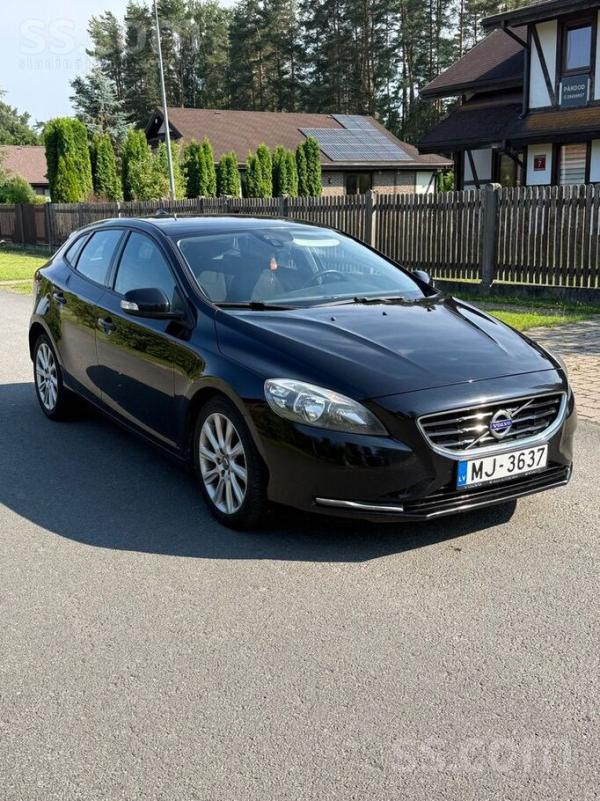 Black Volvo V40 2013 in Riga, with an engine capacity of 1.60 L and mileage of 237 thousand km for 3950 €, photo 3 on AUTOMOTO.COM.LV