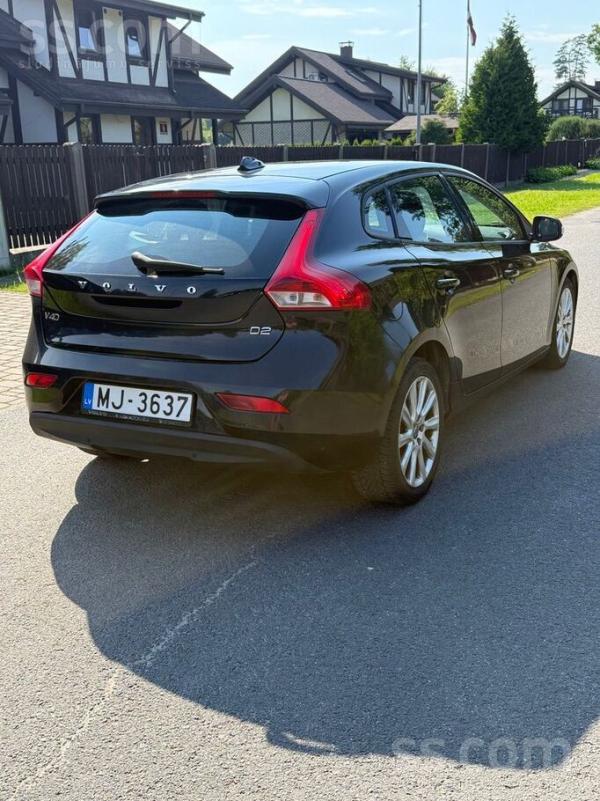 Black Volvo V40 2013 in Riga, with an engine capacity of 1.60 L and mileage of 237 thousand km for 3950 €, photo 4 on AUTOMOTO.COM.LV