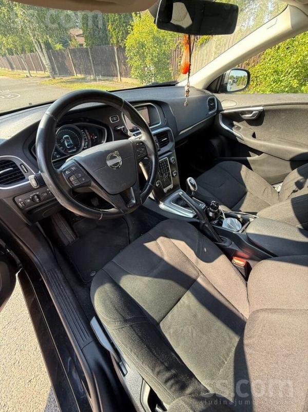 Black Volvo V40 2013 in Riga, with an engine capacity of 1.60 L and mileage of 237 thousand km for 3950 €, photo 8 on AUTOMOTO.COM.LV