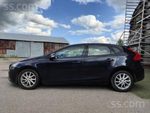 Melns Volvo V40 2013 Rīga, ar dzinēja tilpumu 1.60 L un nobraukumu 337 tūkst. km par 2240 €, foto  vietnē AUTOMOTO.COM.LV