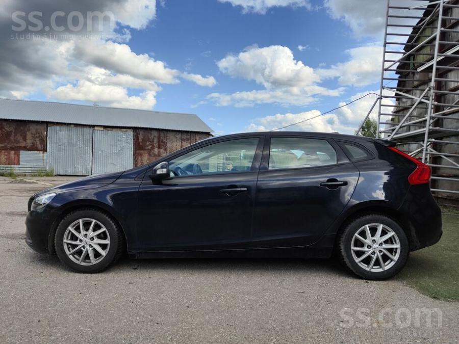 Melns Volvo V40 2013 Rīga, ar dzinēja tilpumu 1.60 L un nobraukumu 337 tūkst. km par 2240 €, foto 1 vietnē AUTOMOTO.COM.LV